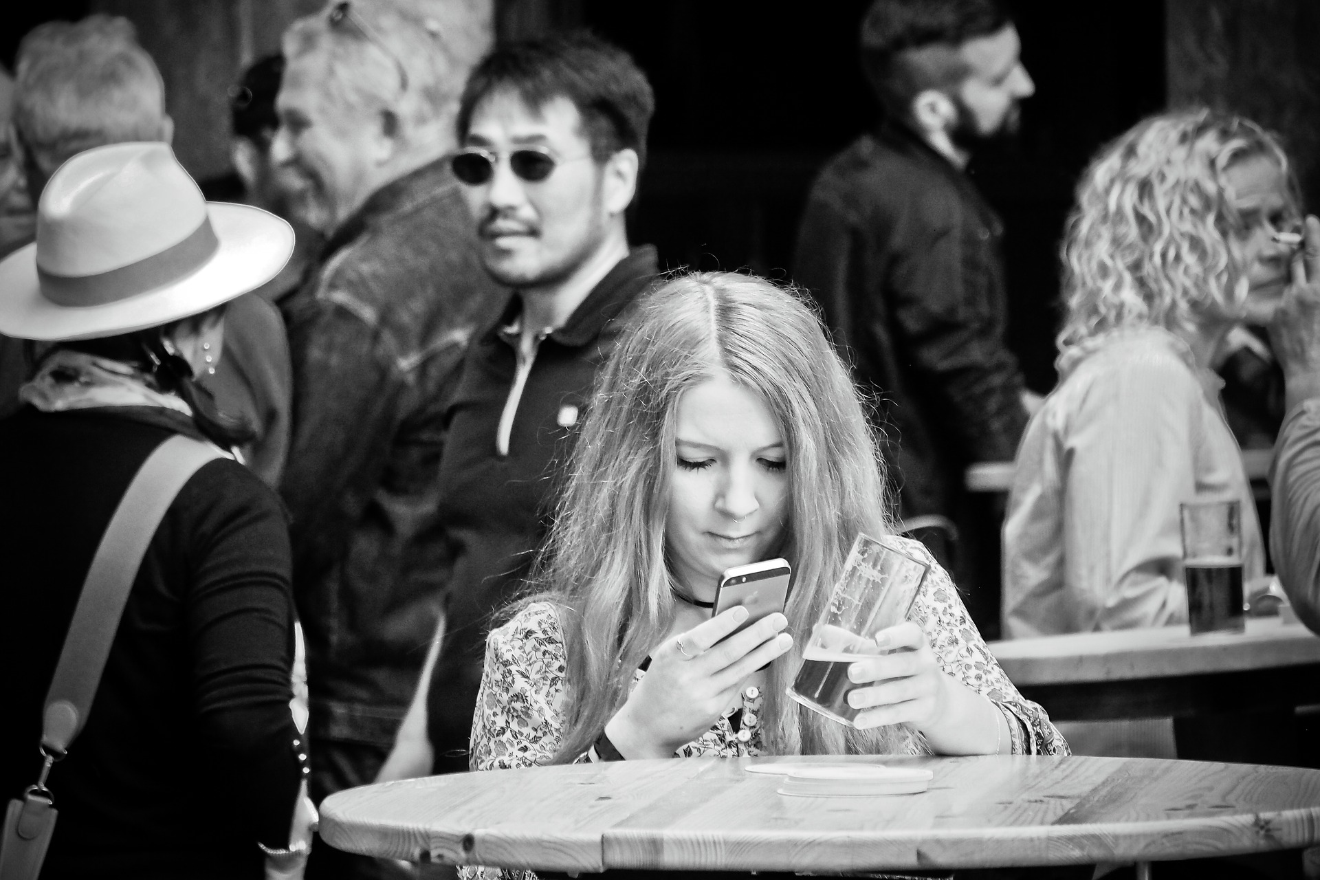 CRÔNICA: Encômios e lamúrias às redes sociais - Senso Incomum